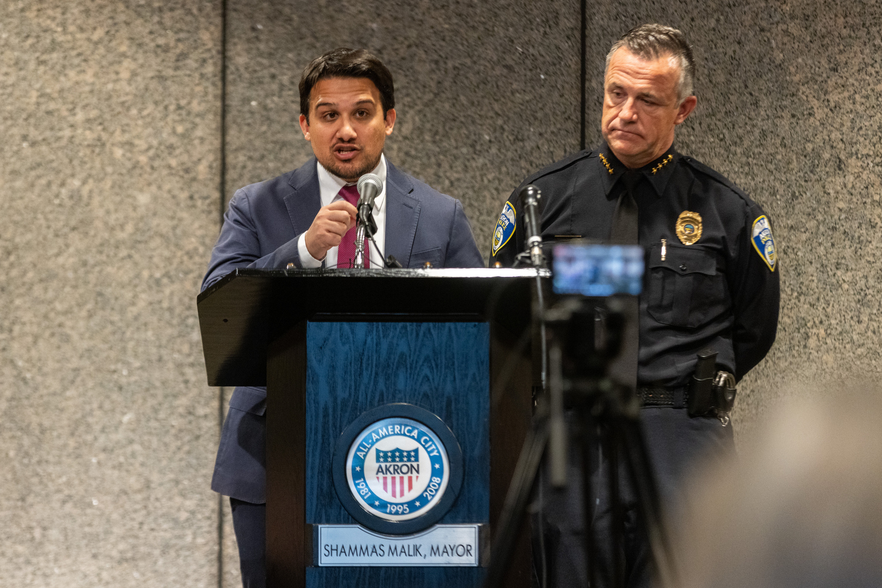 Mayor backs Akron police chief’s findings in body slam case.