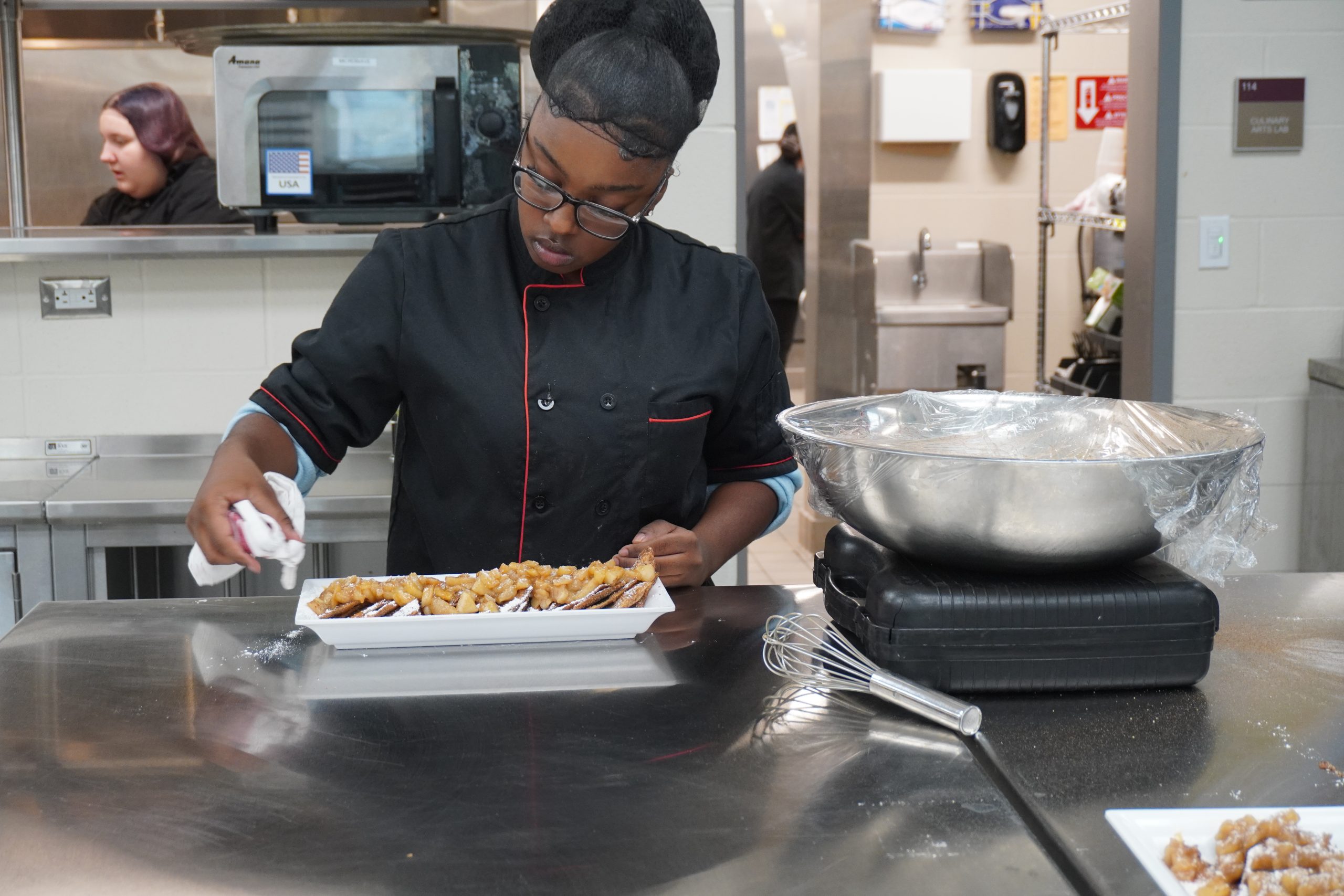 Student chefs craft apple nachos at Garfield CLC